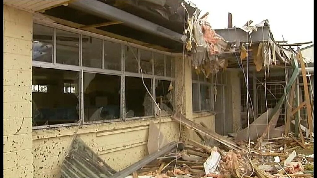 Queensland begins painful recovery from Yasi - ABC News