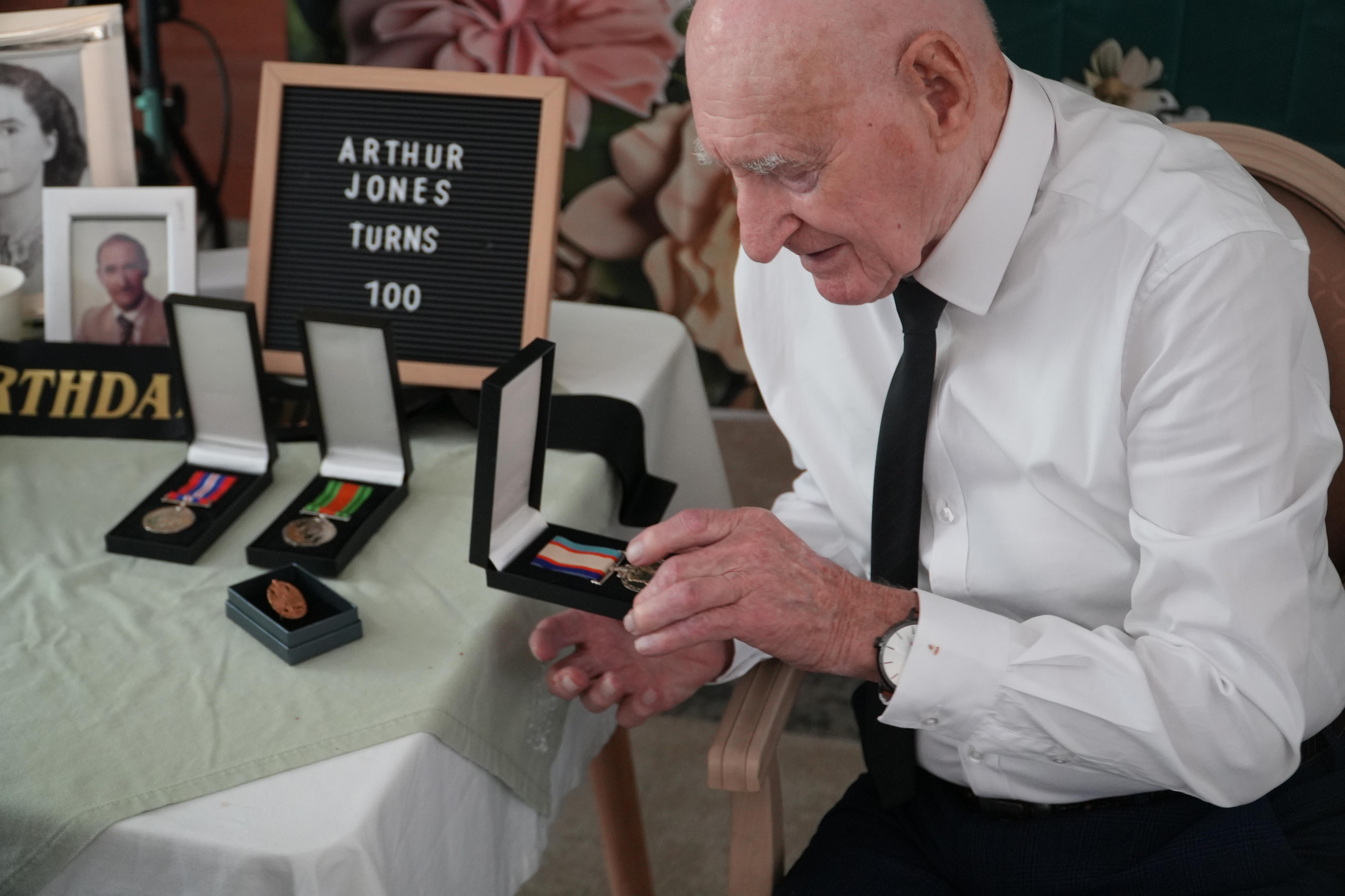Perth WWII veteran Arthur Jones presented with long-overdue service ...