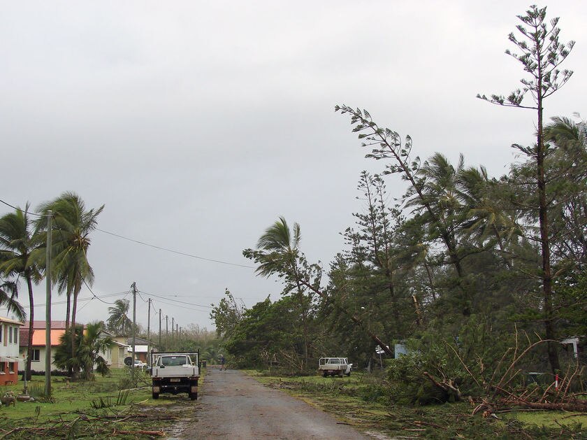 Thieves target cyclone good Samaritans - ABC News