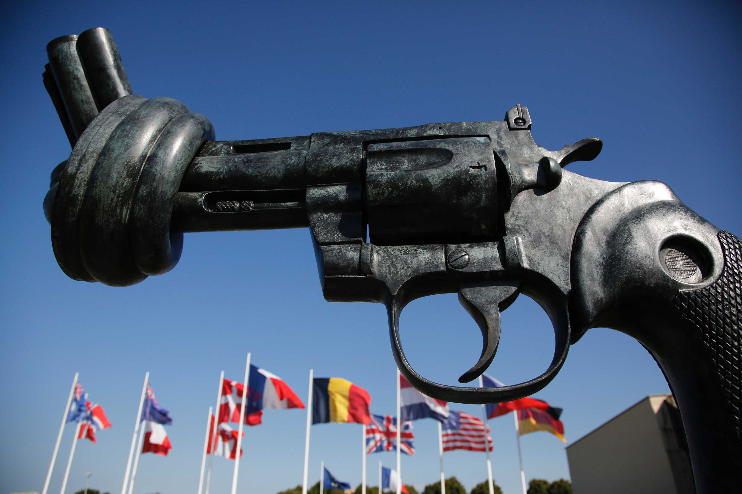 Carl Fredrik Reutersward, sculptor of iconic Non Violence knotted ...