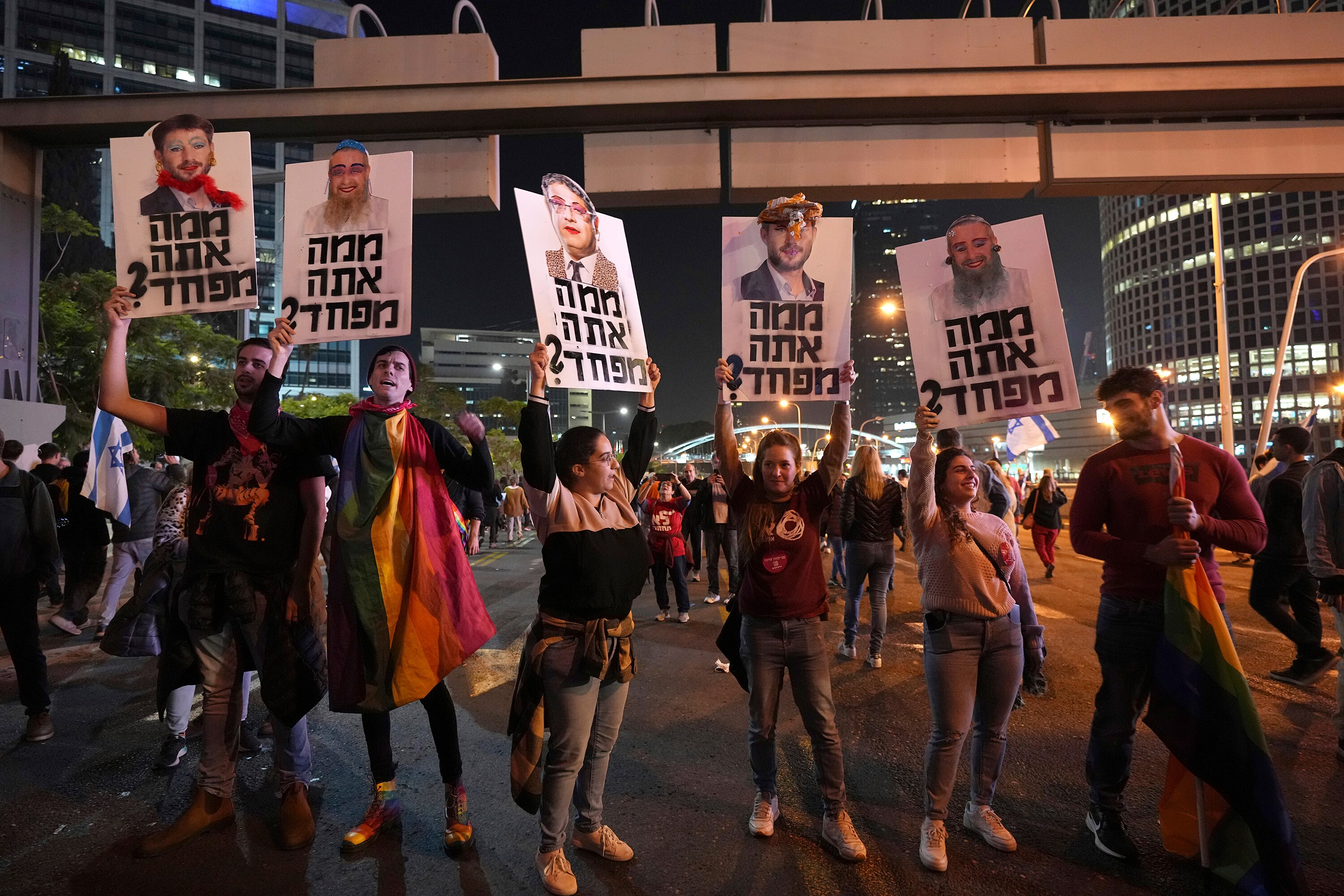 Thousands of Israelis protest against Prime Minister Benjamin Netanyahu ...