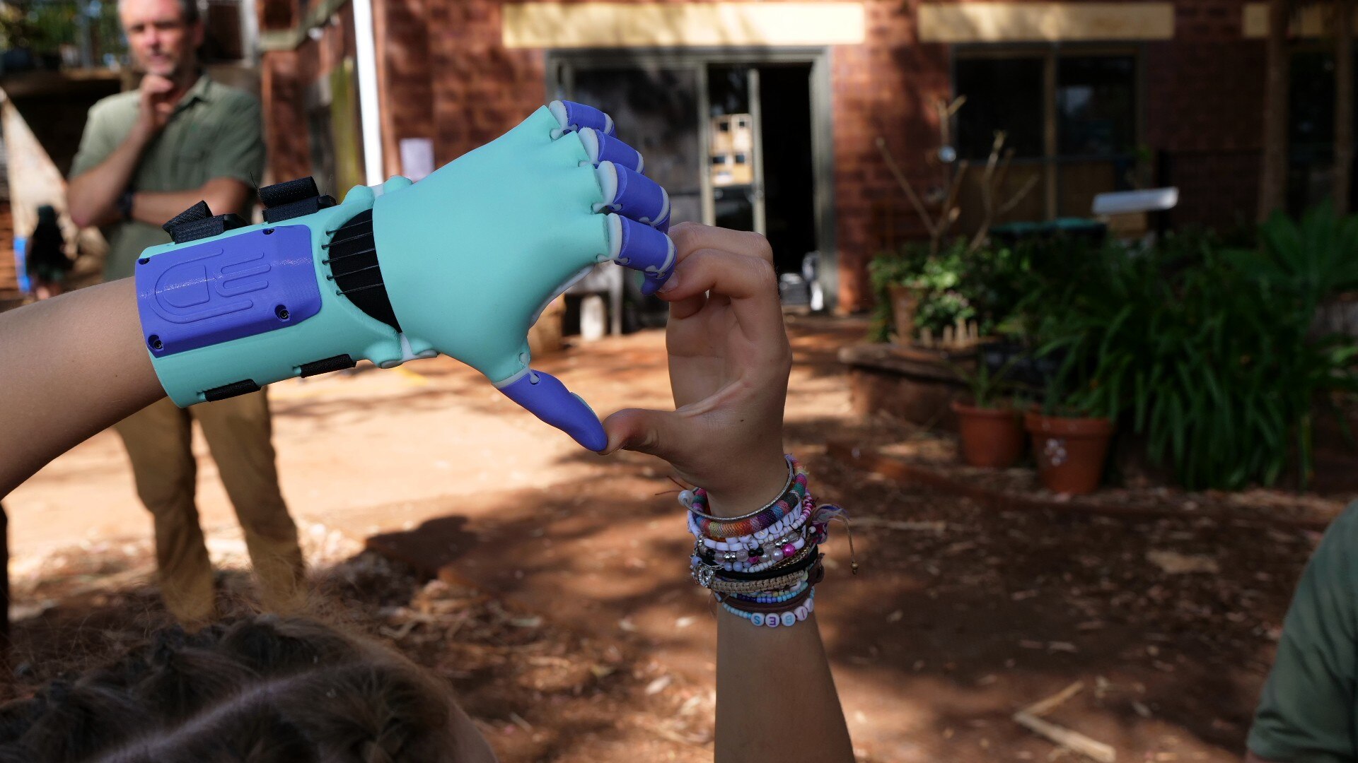 Year 7 students build open-source, 3D-printed hand for classmate - ABC News