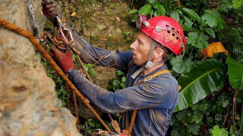 Tasmanian caver recounts rescue - ABC News